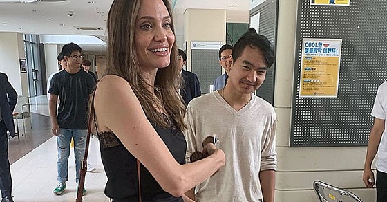 Анджелина Джоли сопроводила сына Мэддокса в южнокорейский университет