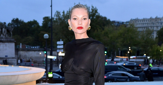 Вау-ефект: Кейт Мосс у total black look на показі Saint Laurent