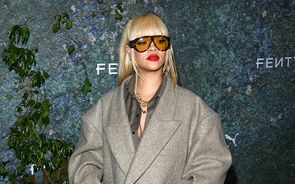 Образ дня: Ріанна в оверсайз-костюмі Peter Do на презентації нової ...