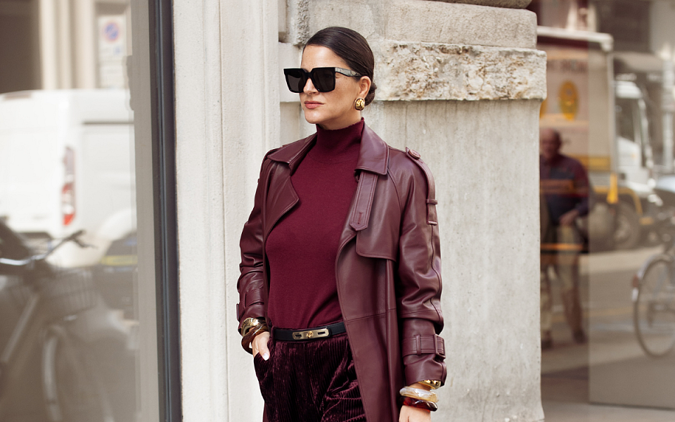 Бордовий верхній одяг — мастхев цієї осені: з чим і як його стилізувати
