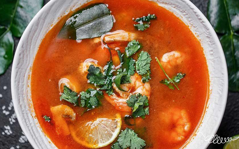 Спрощений рецепт том яма з креветками та куркою